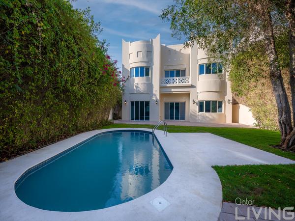 SPACIOUS VIP VILLA WITH PRIVATE POOL AND GARDEN